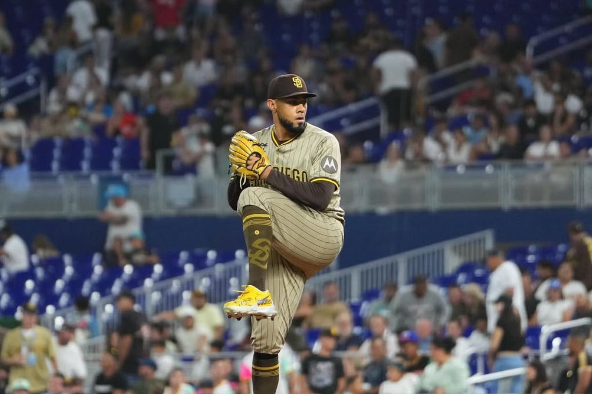Surge el primer interesado en Robert Suárez en MLB - Adictos al Béisbol